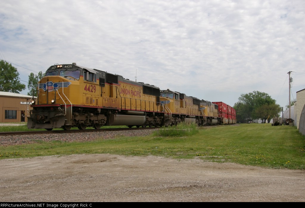 UP 4429 Leads K-Line Stacks WB